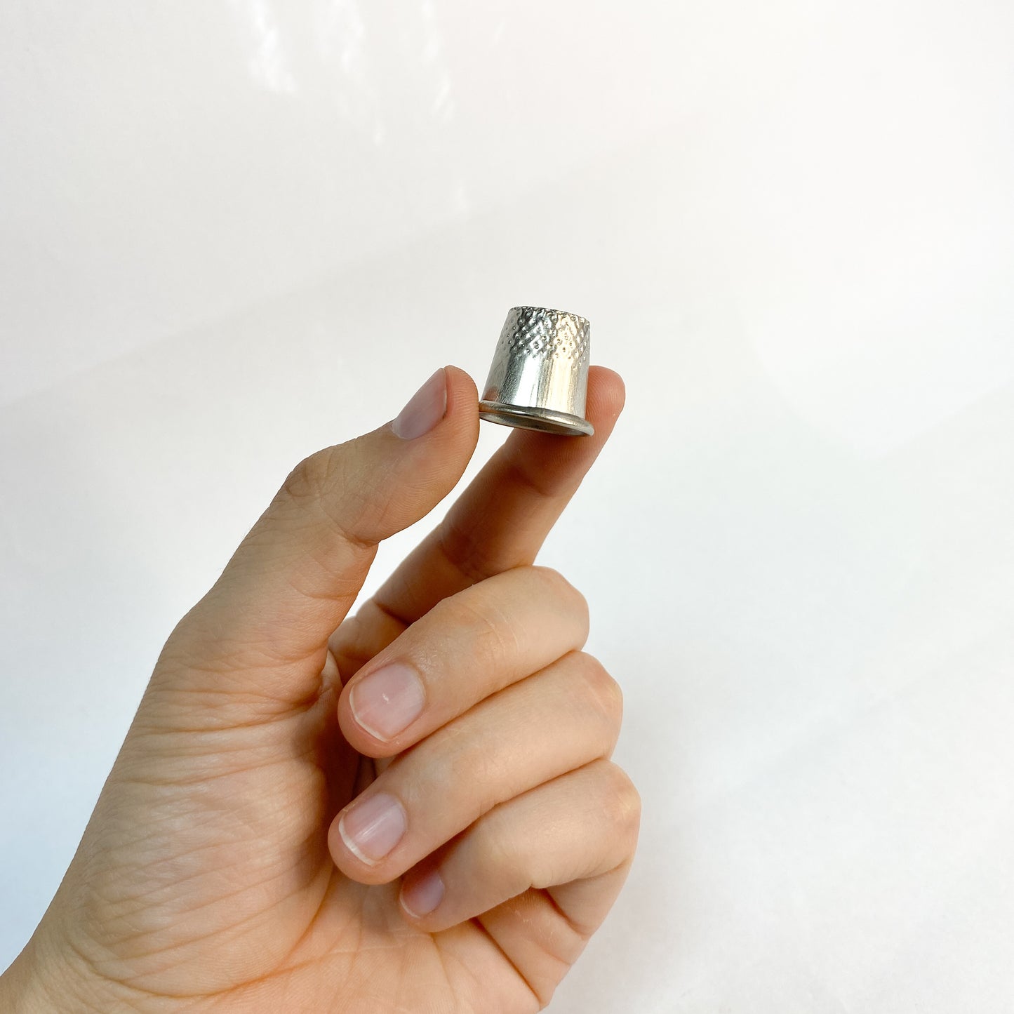 Dedal Metálico – La Hiloteca